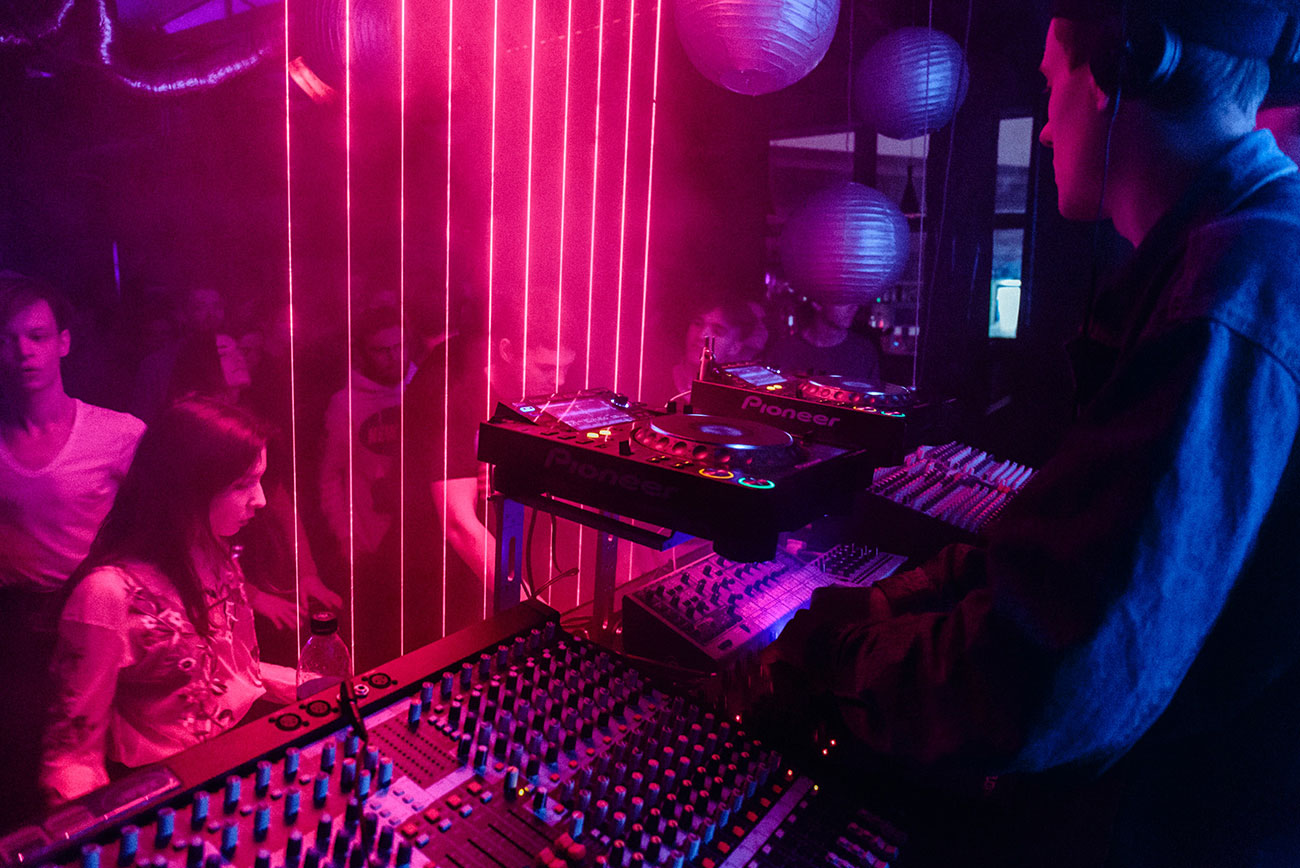 How to Perform Electronic Music Live? | HOFA-College